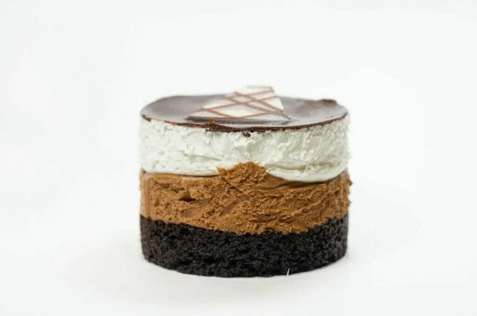 How to Level a Cake Perfectly Every Time - No Fuss Kitchen