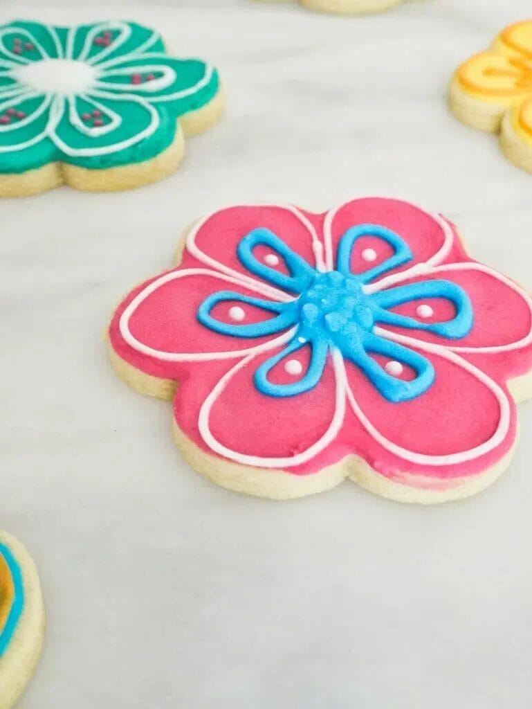 Cute Decorated Flower Cookies with Royal Icing - No Fuss Kitchen